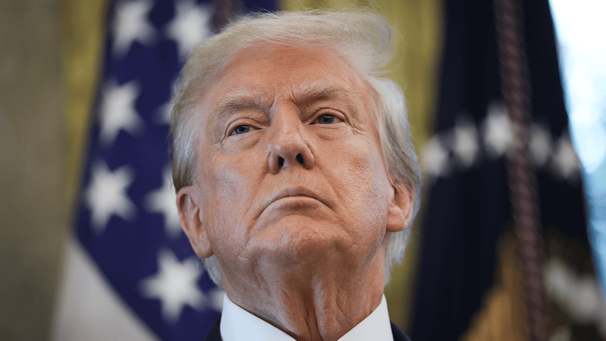 White House slammed after people find out what Trump gave to Apple ...