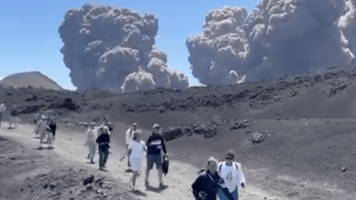Horrifying footage shows tourists running for their lives as 11,165 ft ...