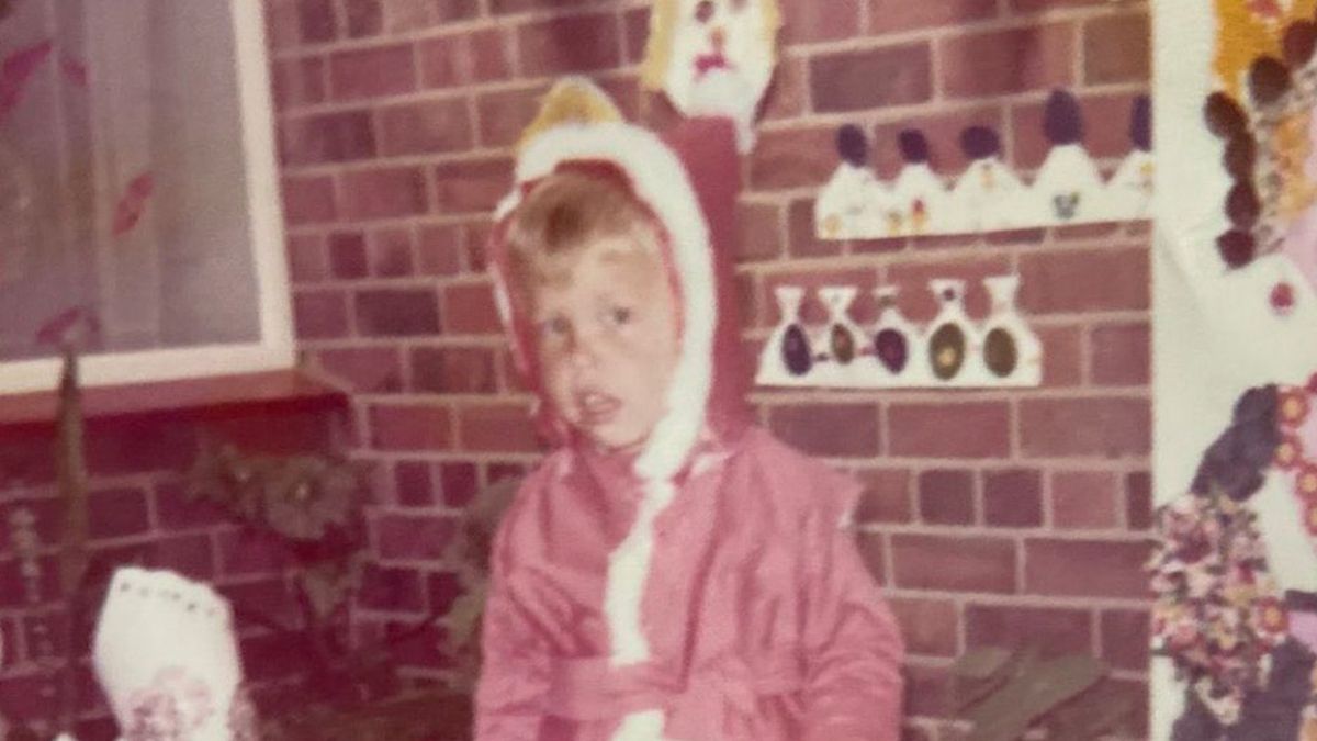 Users spot eerie 'premonition' in background of viral childhood photo ...