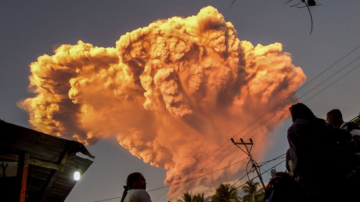 Highest alert issued as Indonesian volcano erupts 11,000 meters into ...