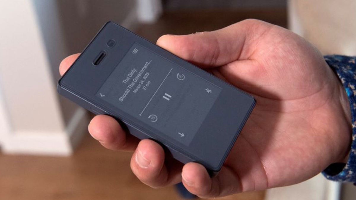 Thousands are switching to retro phones in new trend for a very ...