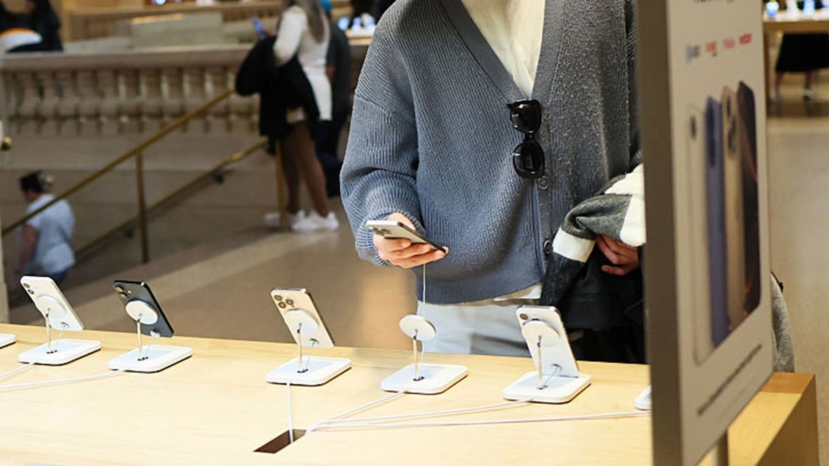 Former Apple Store employee jailed for 13 months after admitting what ...