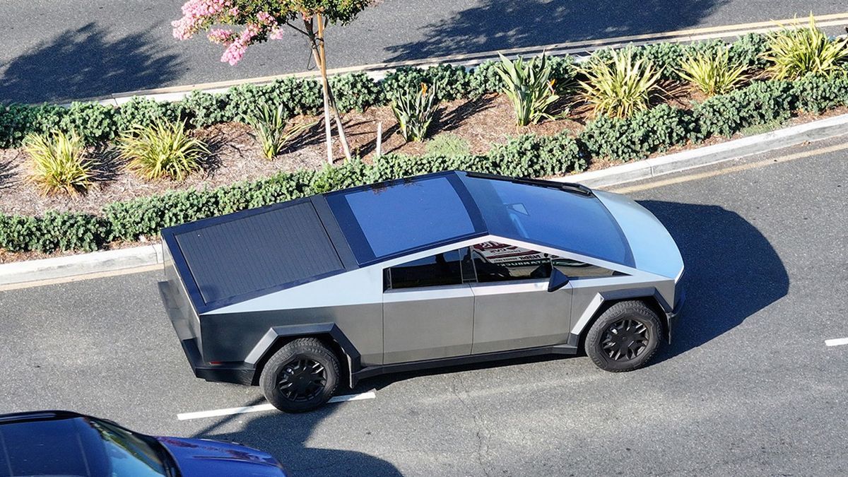 Viral clip shows Tesla Cybertruck vs Lamborghini in drag race and there ...