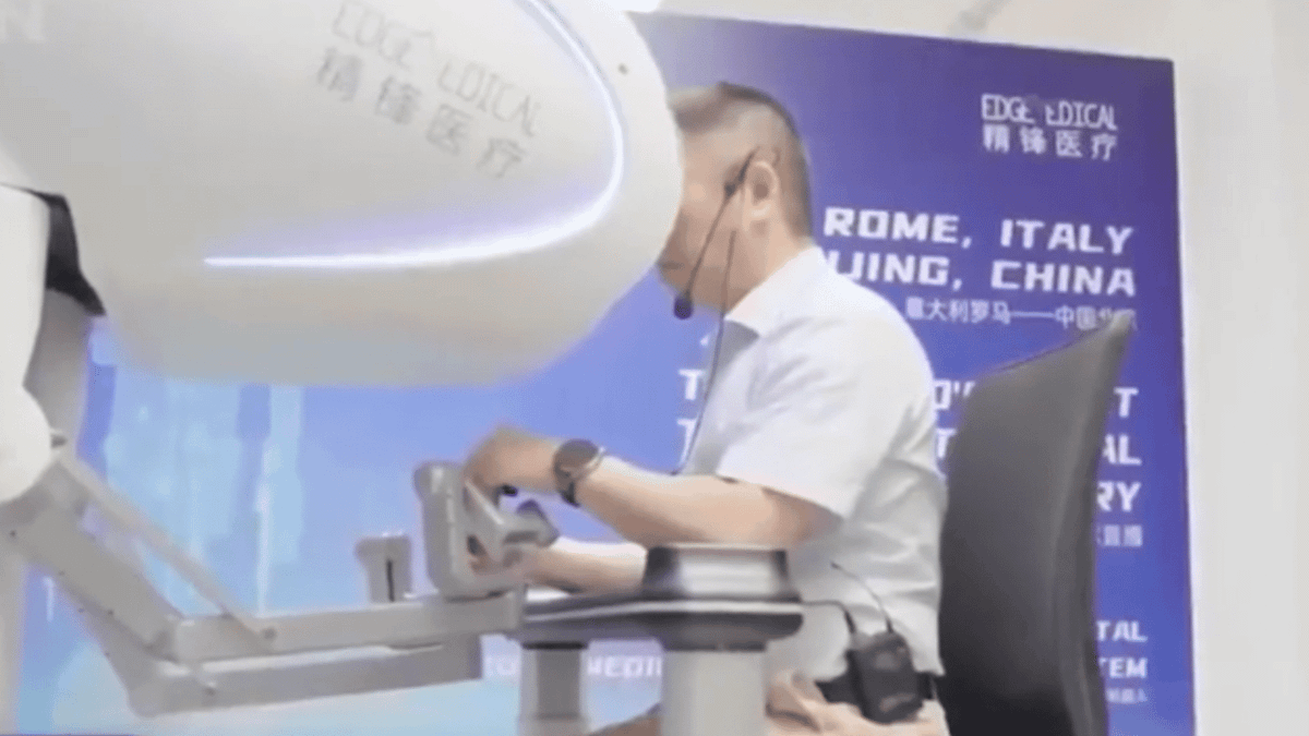 Mind-blowing footage shows doctor performing ‘world’s first’ robotic ...