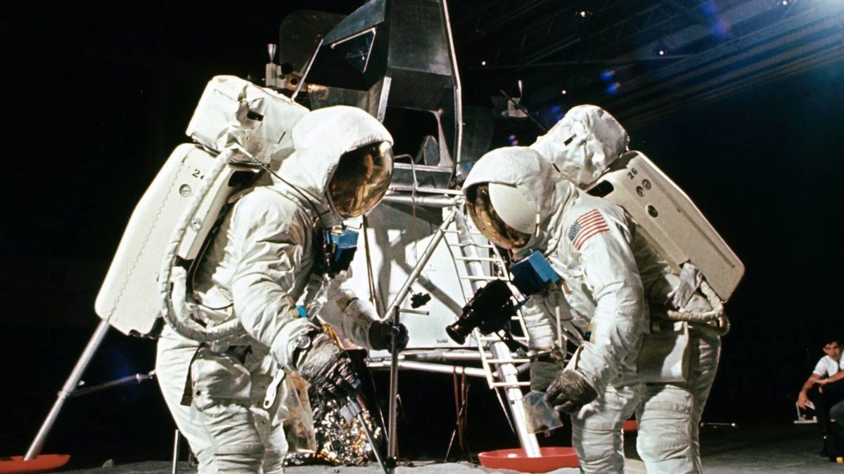 iPhone found to be millions of times more powerful than NASA's moon ...