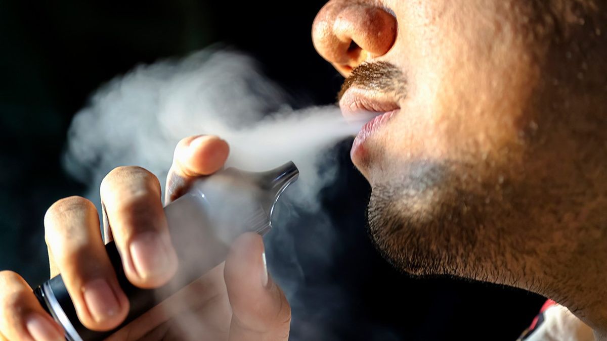 Warning issued to everyone who vapes following new study that uncovered ...
