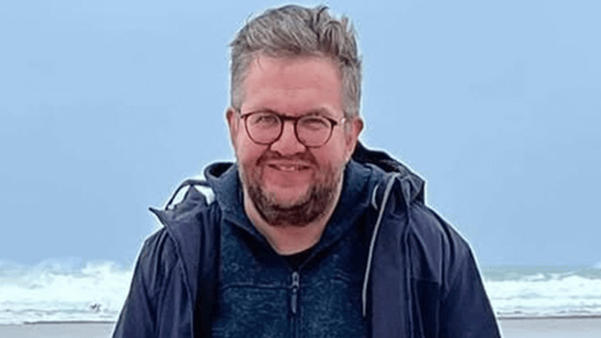Plea made to wife of surgeon who amputated his own legs over concerning ...