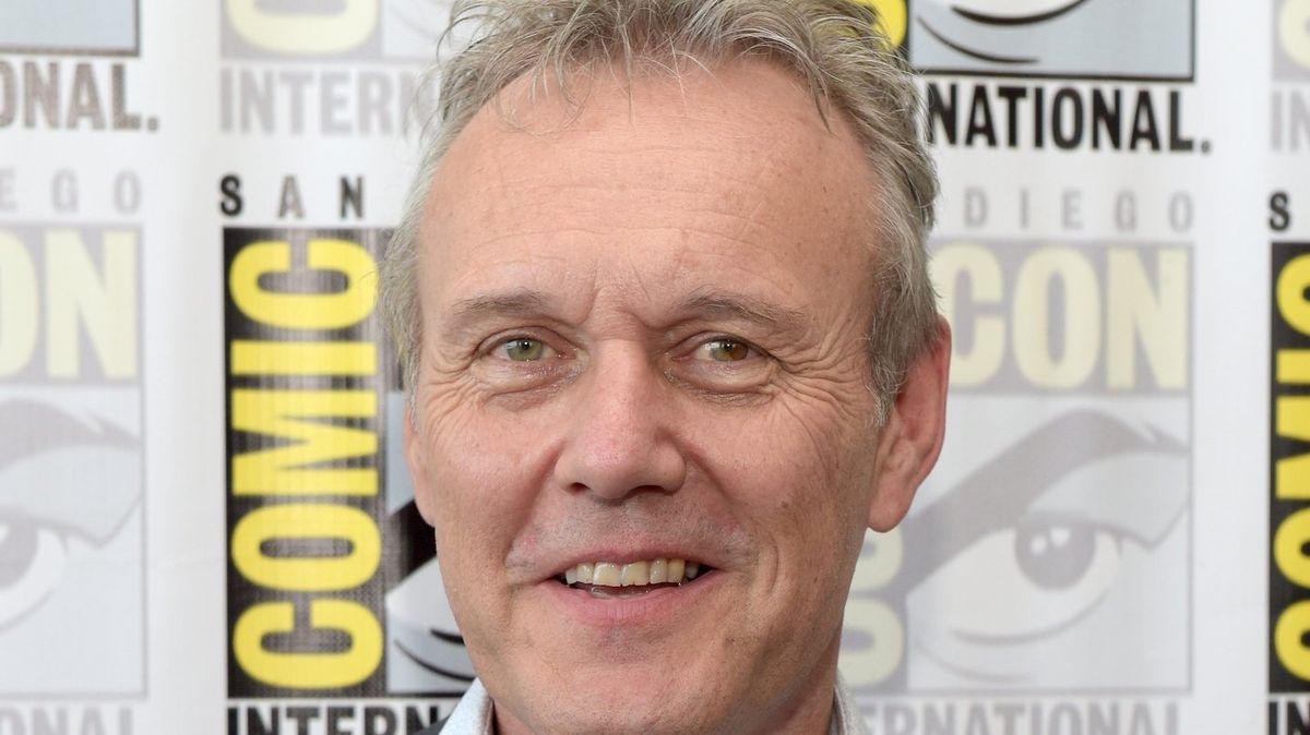 Nine signs of pneumonia mistaken for other illnesses as Anthony Head ...
