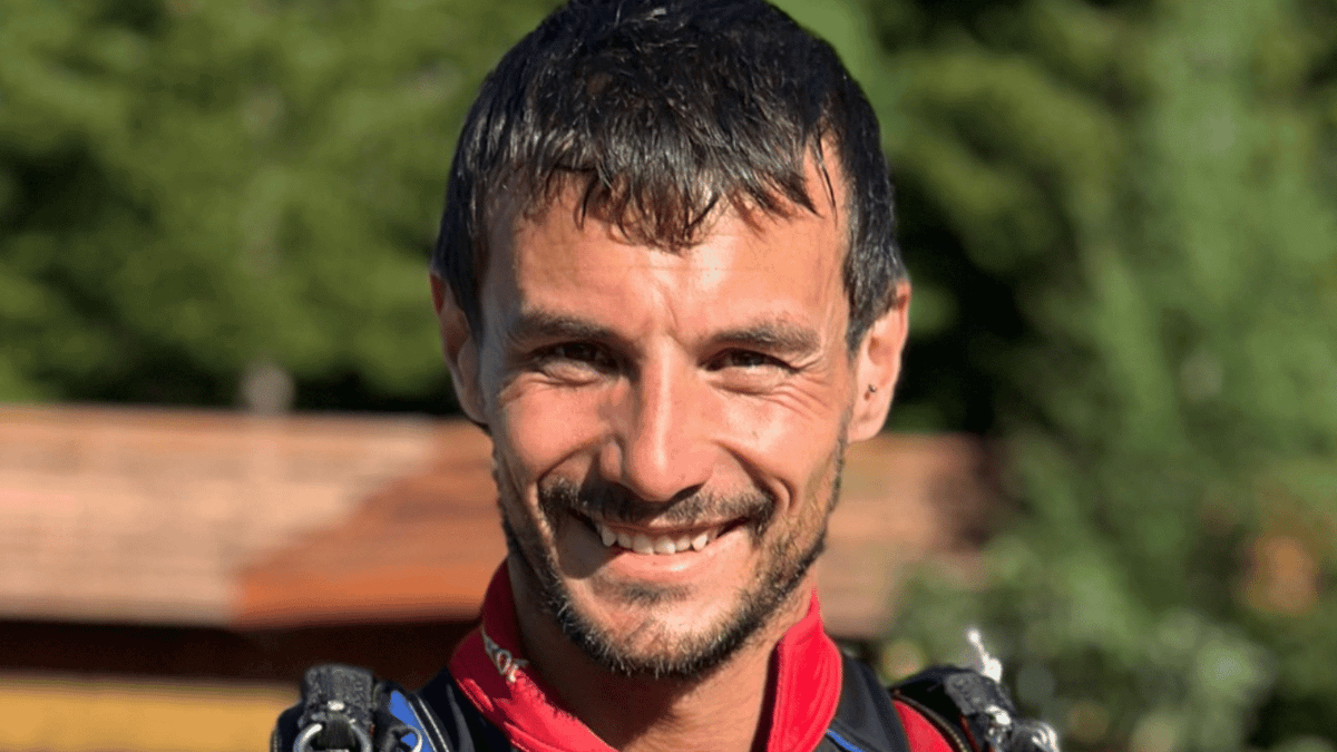 World champion skydiver falls to his death as parachute fails to open ...