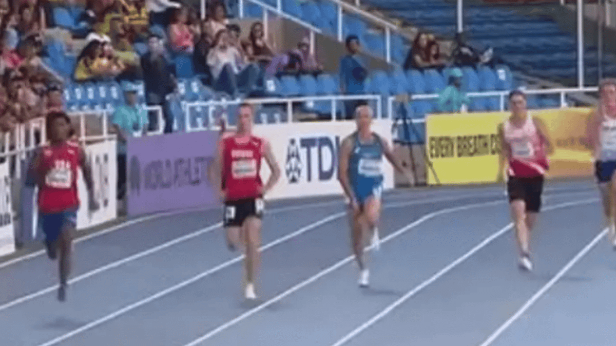Runner finishes last in 400m sprint after his 'penis comes out in the ...