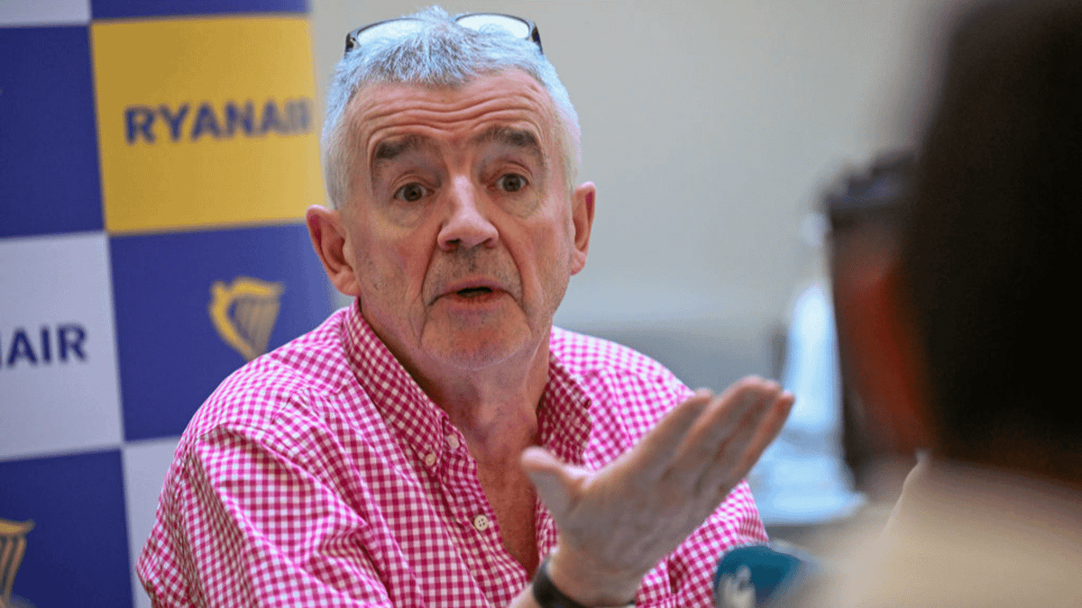 Ryanair boss receives restaurant bill with ‘extra leg room’ and ‘booth ...