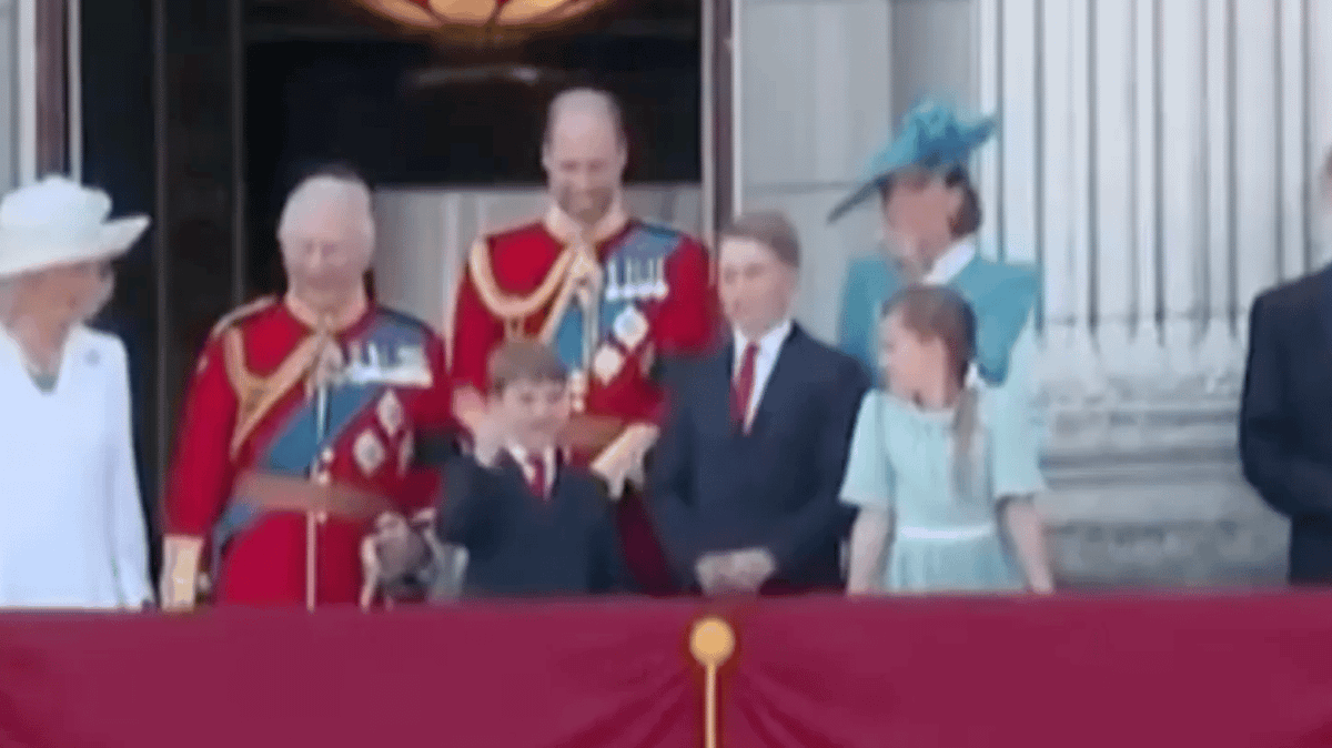 People divided after spotting Prince George's reaction to Prince Louis ...