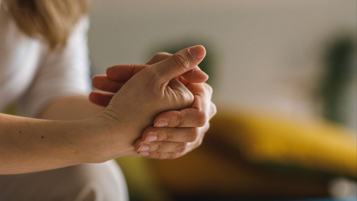 Doctor Explains Exactly What Happens To Your Bones When You Crack Your