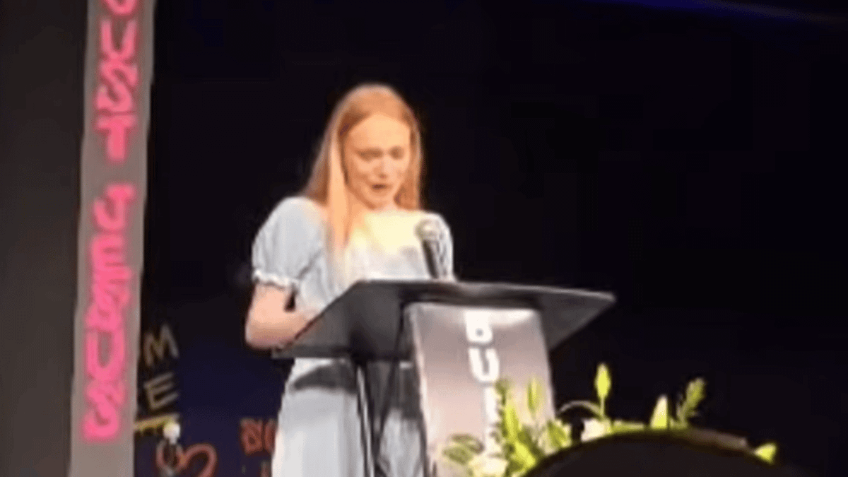Chilling footage of 17-year-old's eulogy that made people suspect she ...