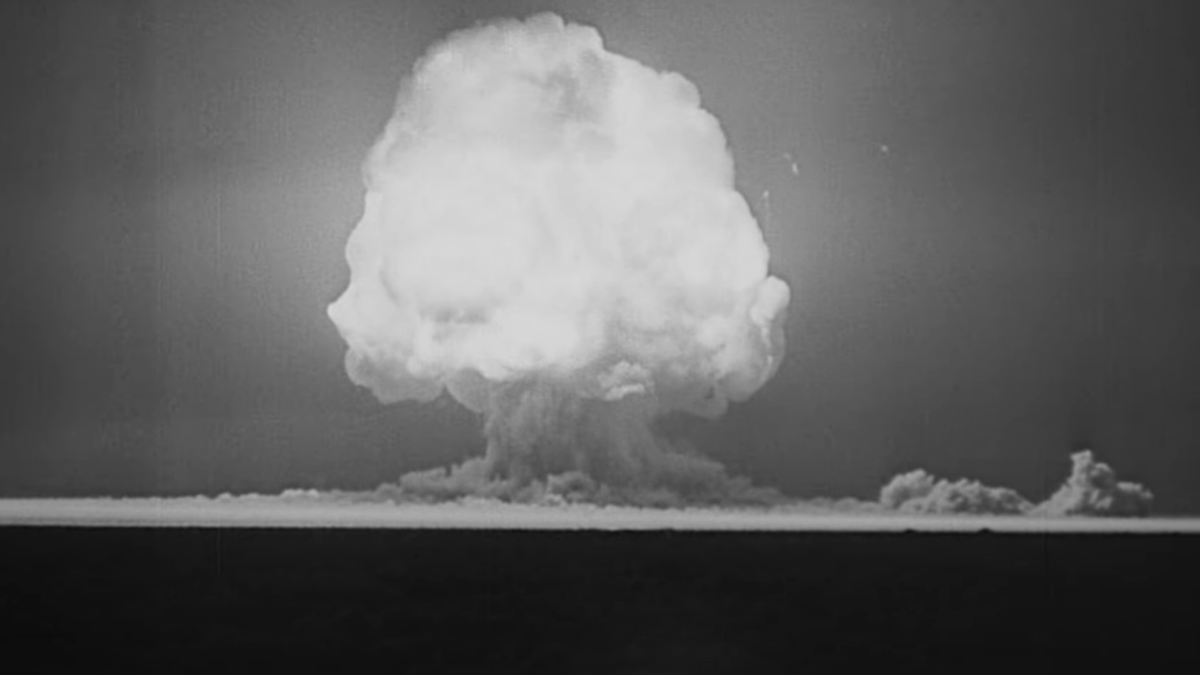 Chilling footage shows true reality of Oppenheimer's atomic bomb test ...