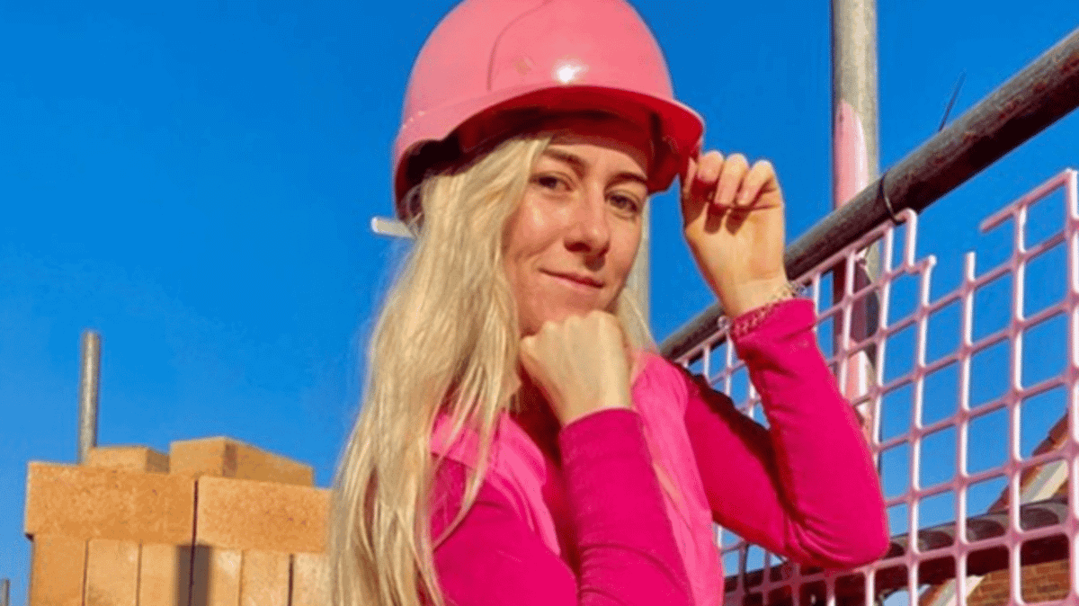 One Of Britain's Only Female Bricklayers Hits Back At Trolls Who Brand ...