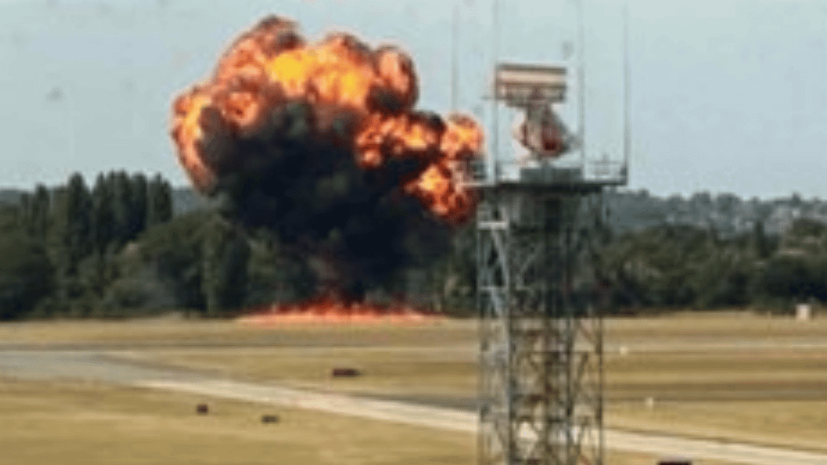 Witnesses detail moment jet 'violently' smashed to the ground and ...