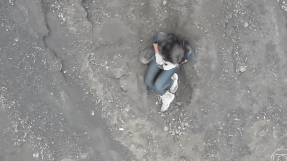 Hiker trapped 1,000ft deep inside active volcano for three days as ...