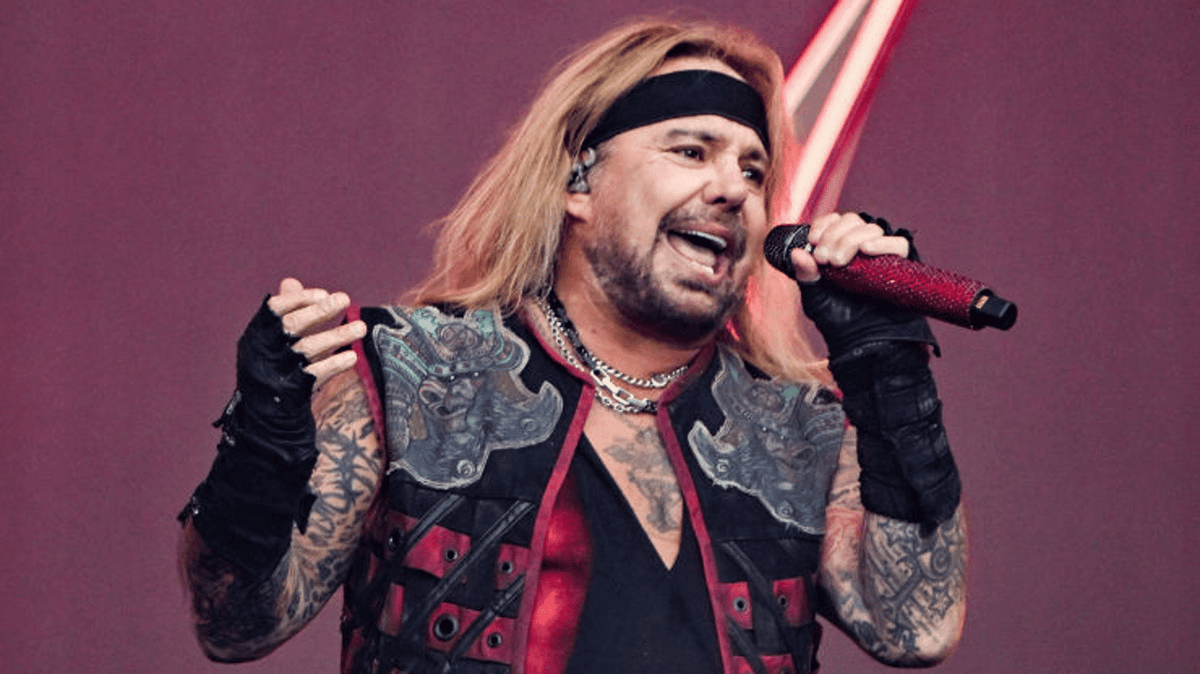 Mötley Crüe frontman speaks out after his private jet crashes into ...