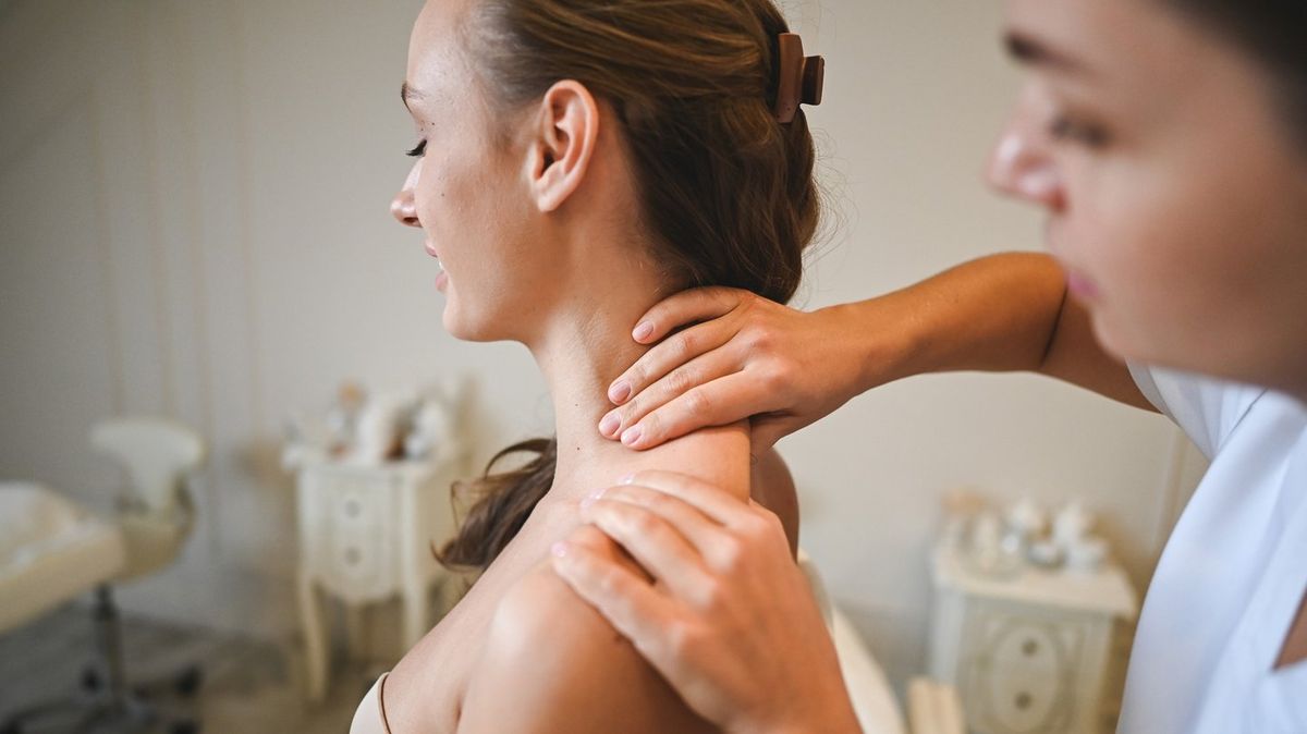 Simple neck test that anyone can do at home to check if you have meningitis