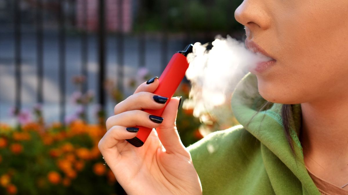 Groundbreaking new vaping study warns users over flavours they inhale ...