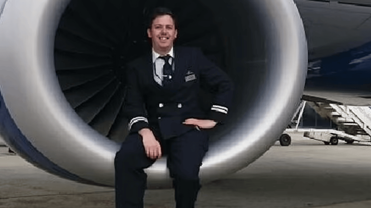 Pilot who was sacked for snorting cocaine off woman's chest and trying ...
