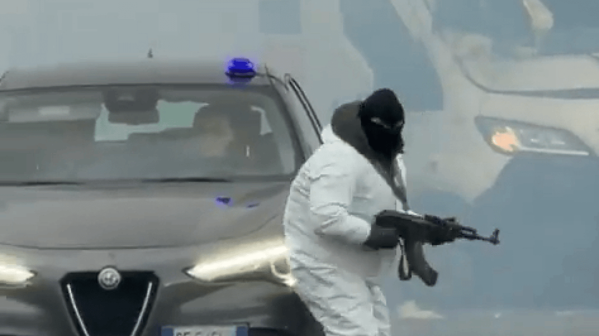 Insane footage of 'real-life GTA' robbery shows armed robbers blowing ...