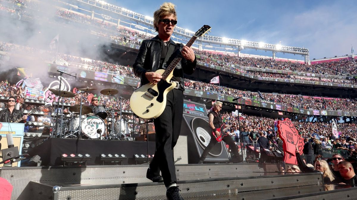 Green Day skips lyrics calling out Donald Trump during Super Bowl ...