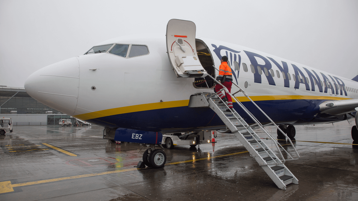 Ryanair and Jet2 issue major ‘disruption’ warning as Storm Eowyn brings ...