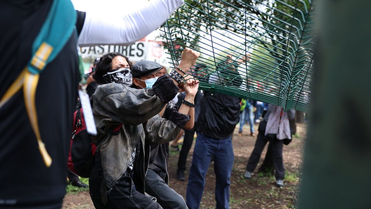 Chaos erupts outside World Cup opener in Mexico as protesters clash ...