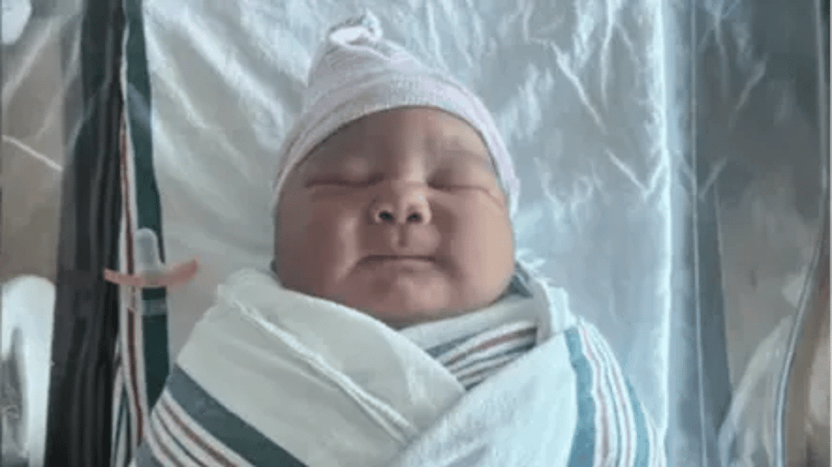 Mum gives birth to 'record-breaking baby' nearly double the size of ...