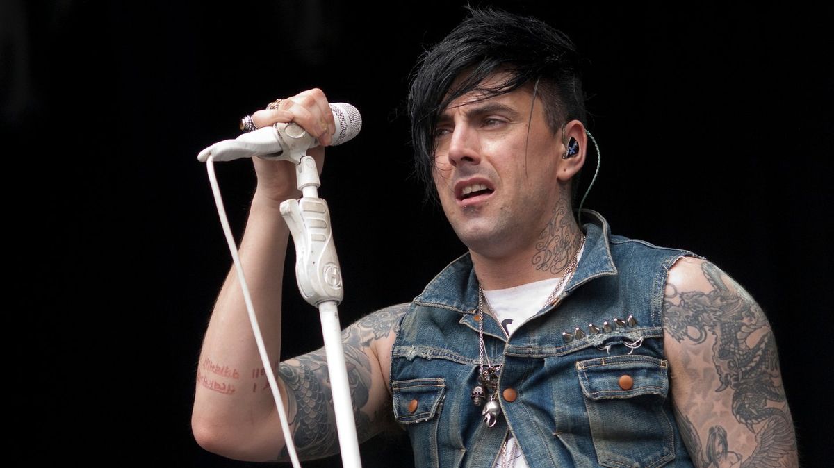 Woman who gave baby daughter to paedophile singer Ian Watkins to abuse ...