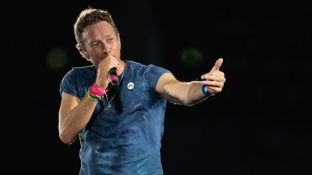 Chris Martin causes debate over comments to two Israeli fans he brought ...