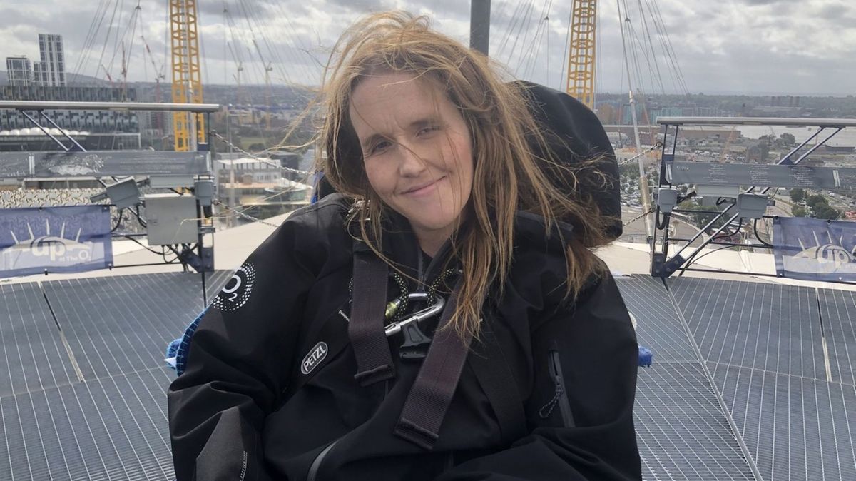Moment disabled woman in wheelchair forced off bus after mums 'refuse ...