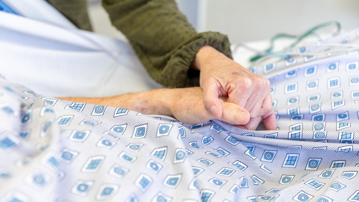 Hospice nurse says all patients make same move moments before they die