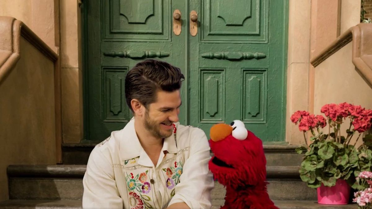 I’m Not Okay After Watching Andrew Garfield Talk To Elmo About Grieving ...